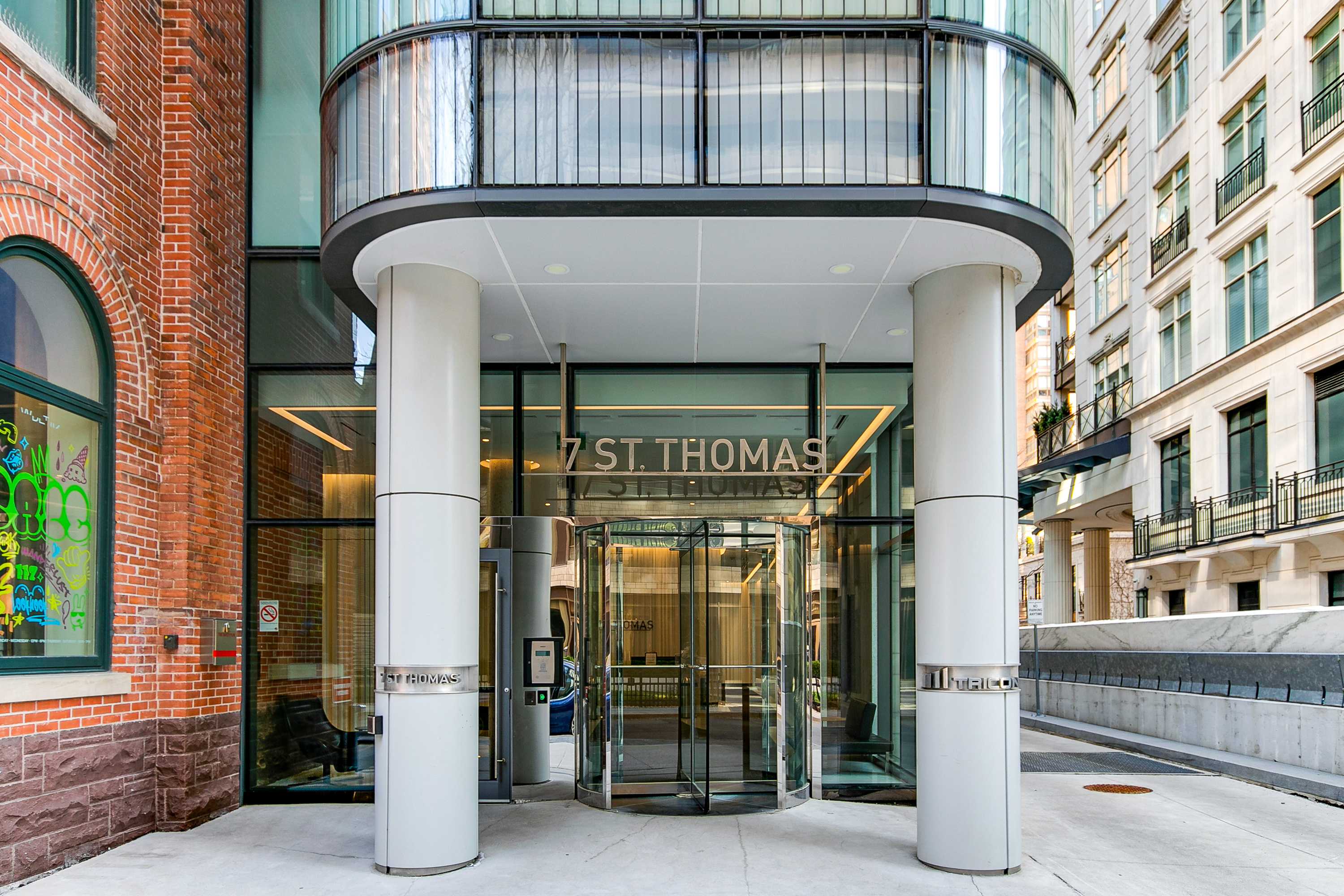 Slideshow :: PropertySpaces - 7 St Thomas St, Toronto, ON, Canada